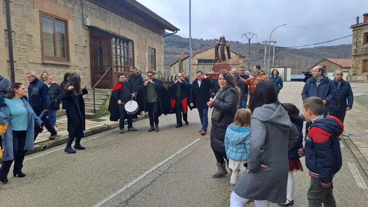 Del Dulce Nombre a San Sebastián pasando por la fiesta de San Antón en Canicosa de la Sierra