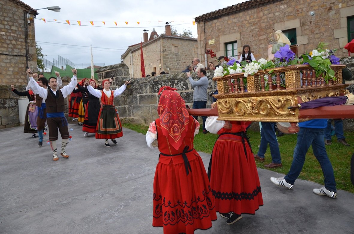 Los trajes serranos ponen el colorido a un día nublado y con amenzaza ...