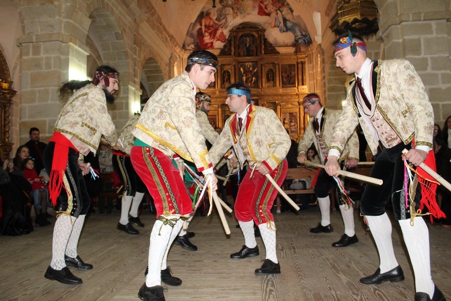 Las danzas del paloteo se escenifican en la iglesia de Hontoria en la ...